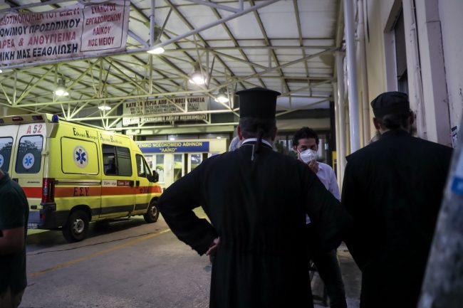 Μονή Πετράκη: Επίθεση από ιερέα σε μητροπολίτες. Μας ράντισε με δύο ...