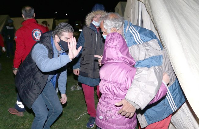 Οι σεισμόπληκτοι των κοντέινερ στο Δαμάσι τίμησαν τον Θανάση Παιδή ...