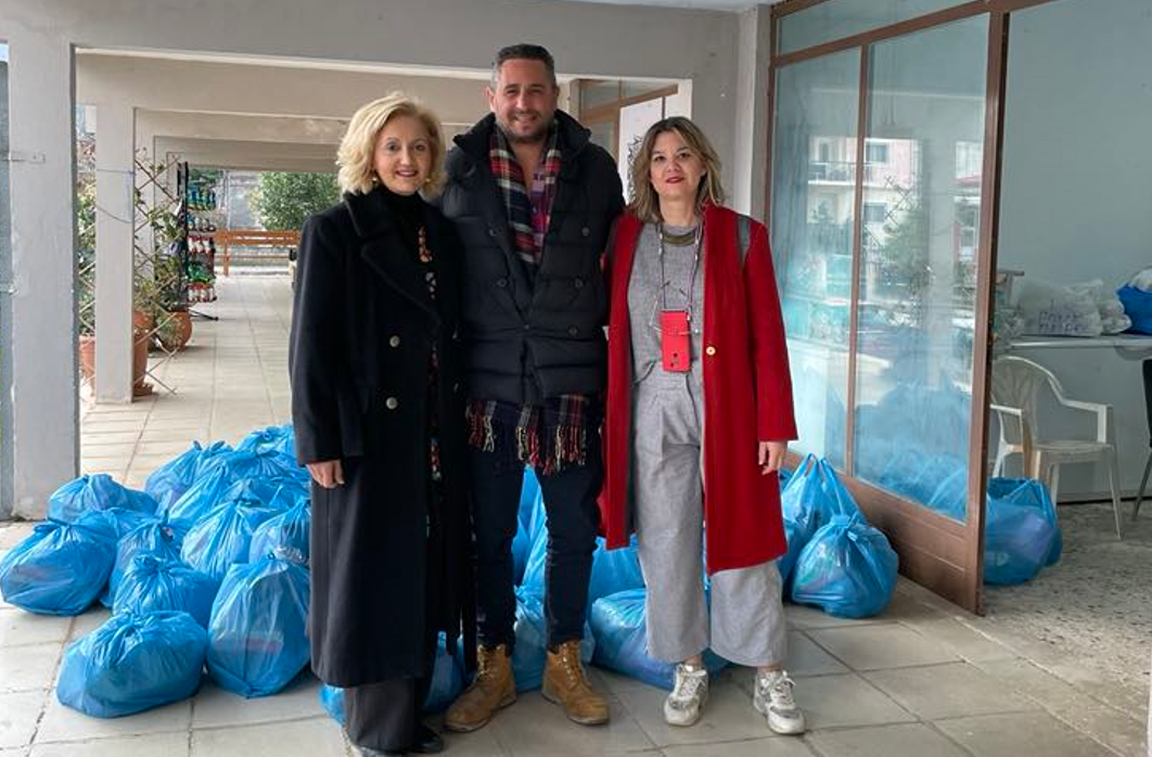 "Πακέτα αγάπης", σε συνδημότες μας από τον Σύλλογο "Μοιράζομαι" & τον Δ ...